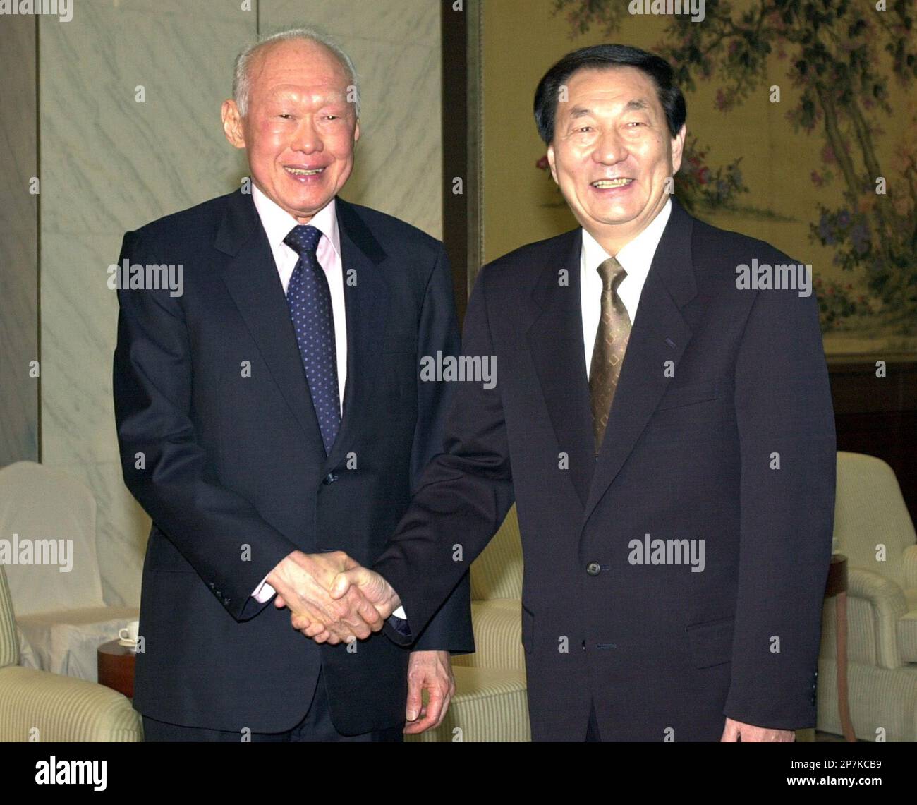 Senior Minister Lee Kuan Yew (left) met Chinese Premier Zhu Rongji at ...