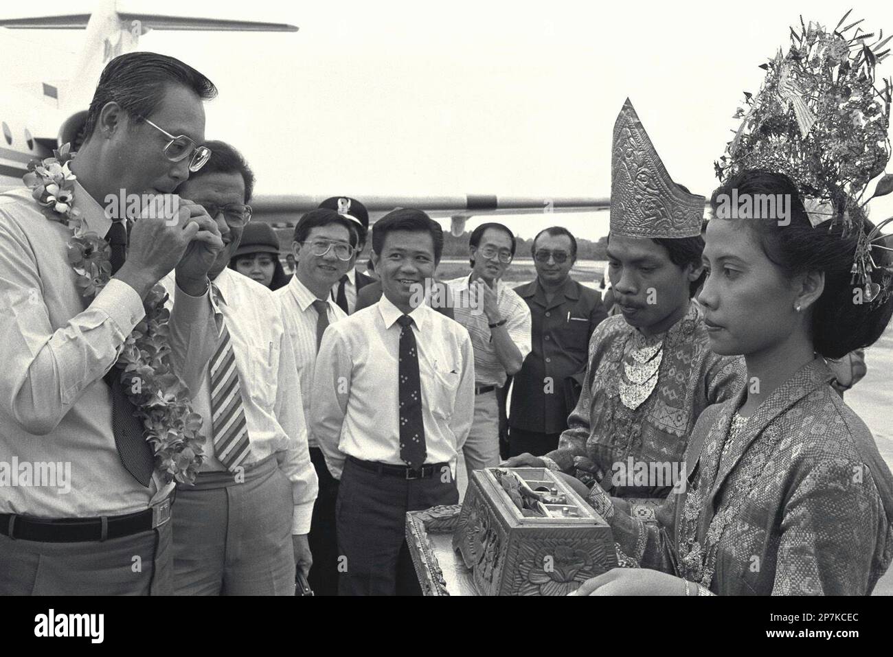 Singapore's First Deputy Prime Minister Goh Chok Tong (left) and his ...