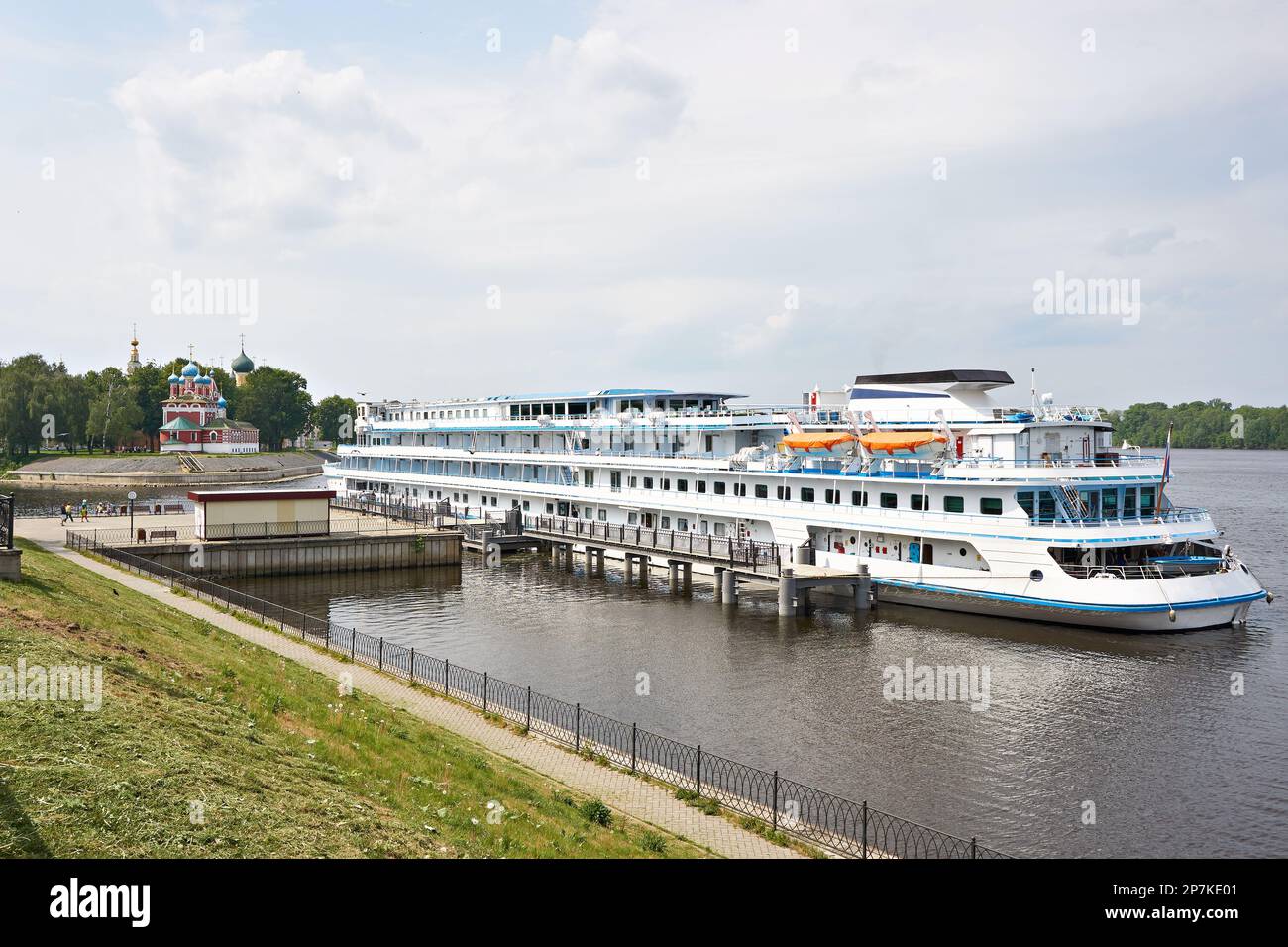 Cruise ship on the river pier Stock Photo - Alamy
