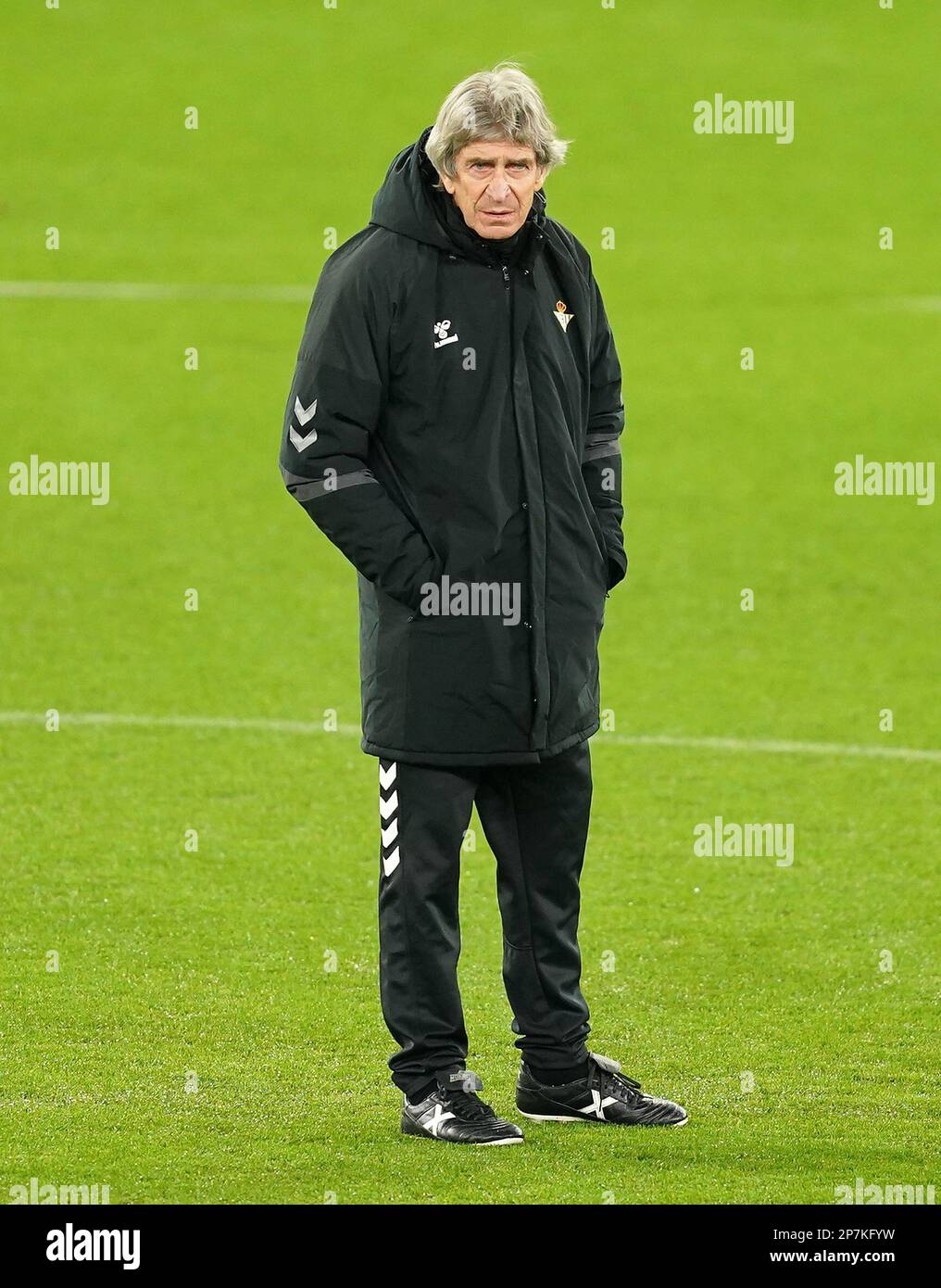 Real Betis manager Manuel Pellegrini and staff during a training ...