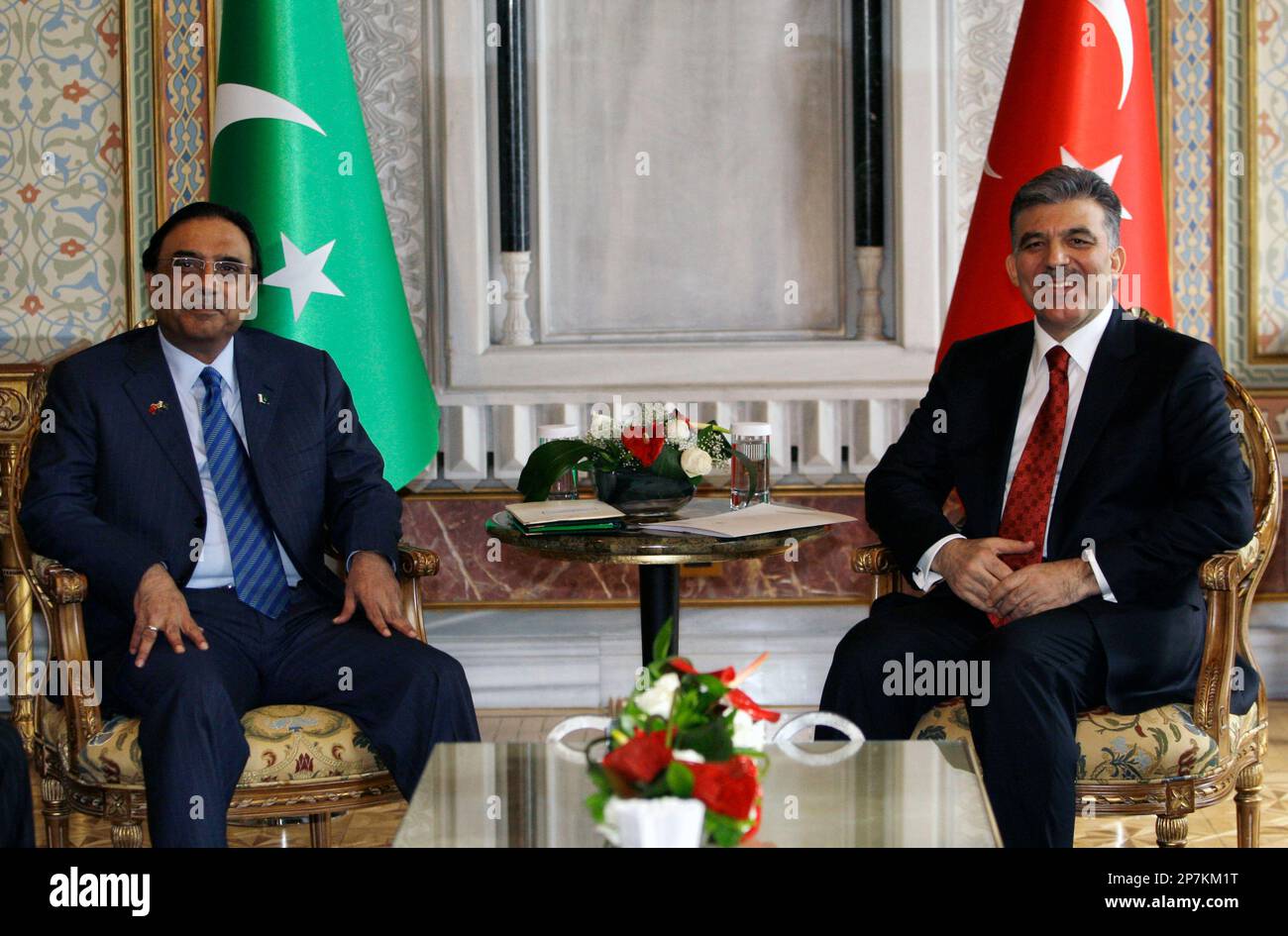 Turkish President Abdullah Gul, right, and his Pakistani counterpart ...