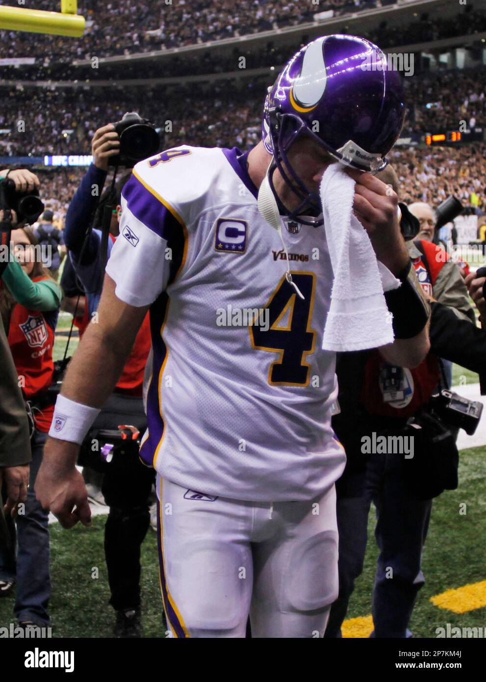Minnesota Vikings quarterback Brett Favre wipes his face as he leaves ...