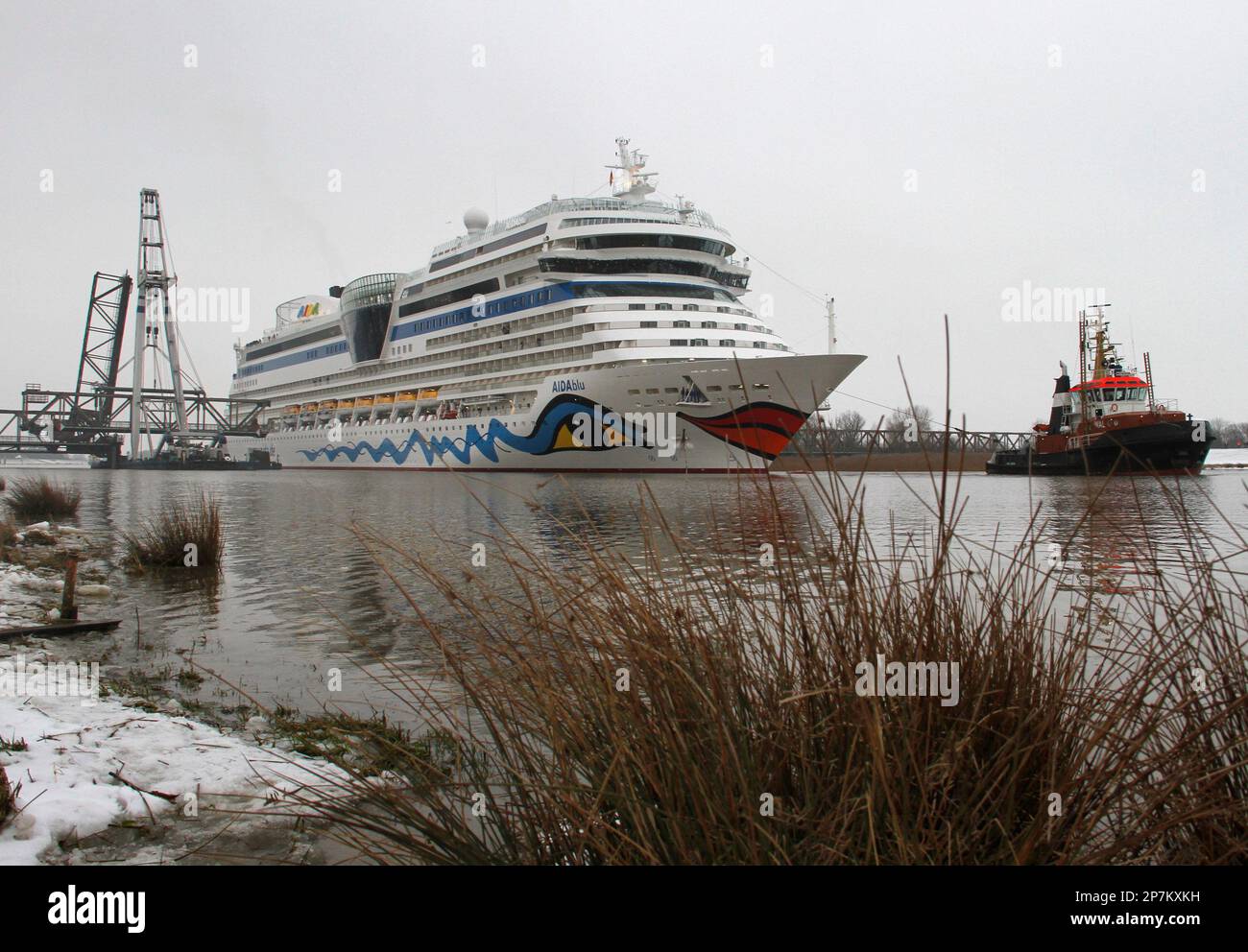 Das Kreuzfahrtschiff 'Aidablu' passiert am Freitag, 15. Januar 2010 ...