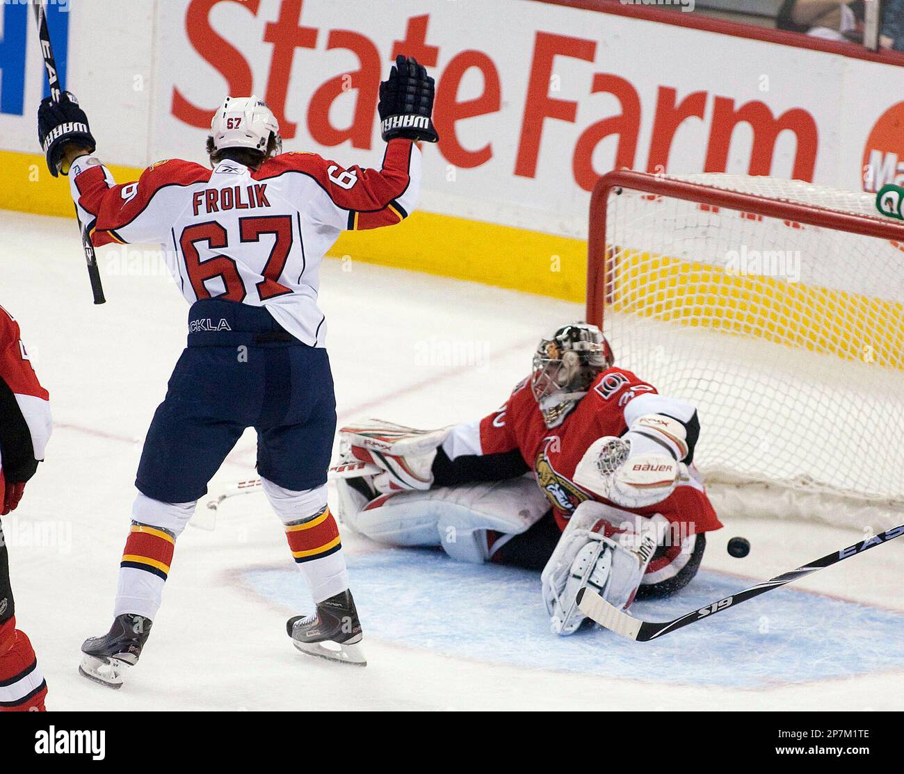 Florida Panthers' Michael Frolik (67), of Czech Republic, scores on ...