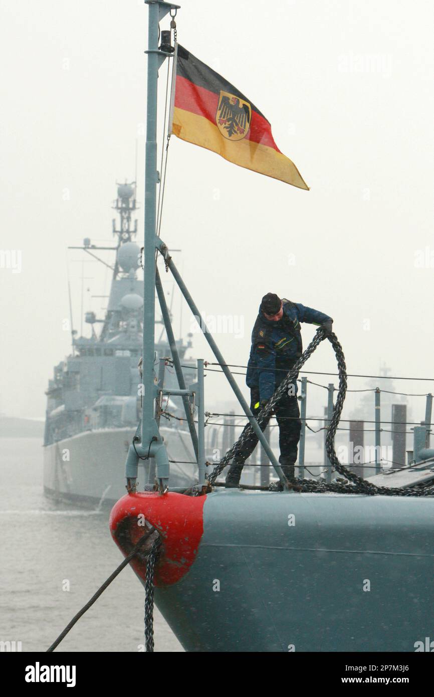 Ein Soldat zieht am Donnerstag, 7. Januar 2010, einen Festmacher an ...