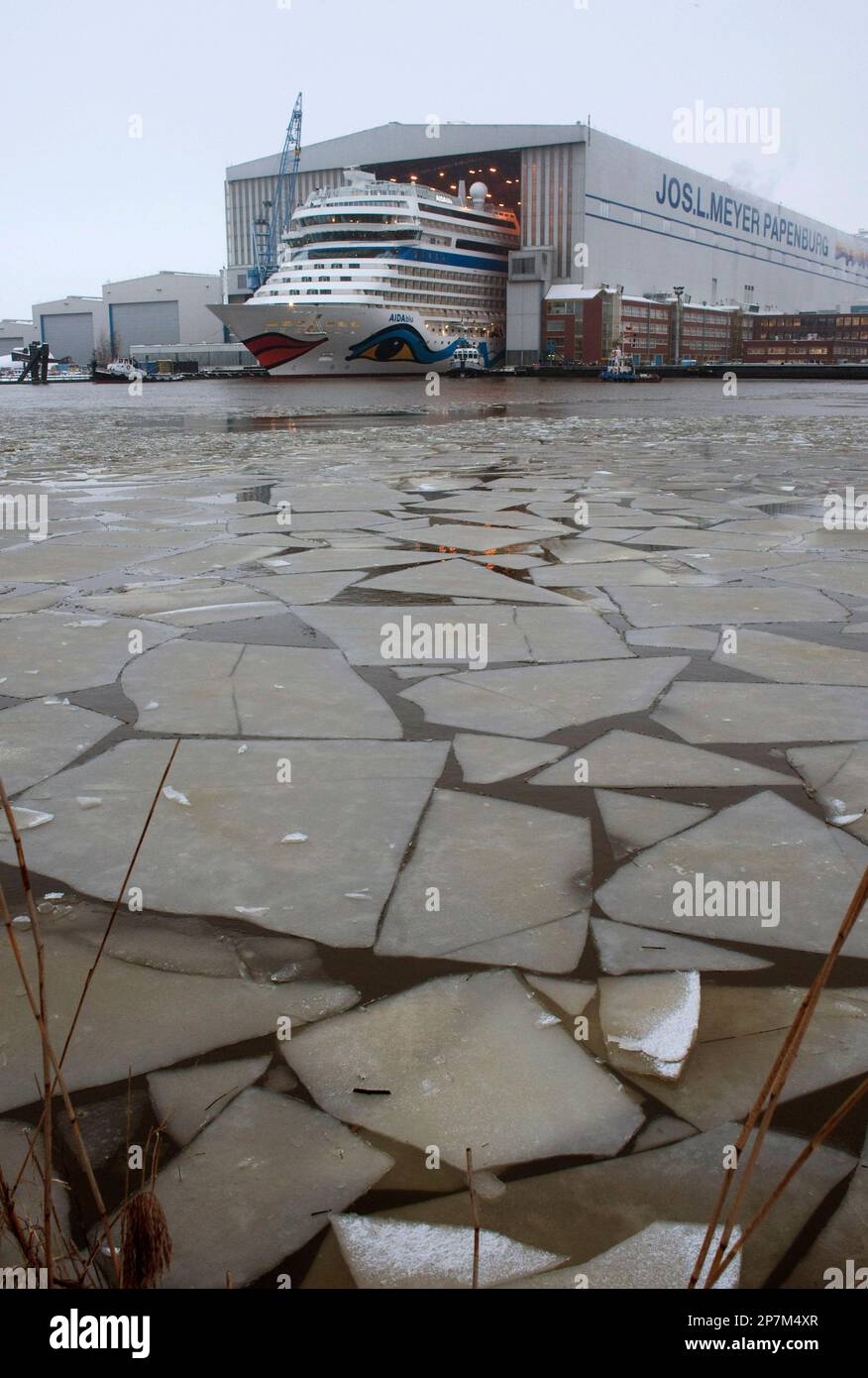 Das Kreuzfahrtschiff "AIDAblu" verlaesst am Dienstag, 5. Januar 2010 ...