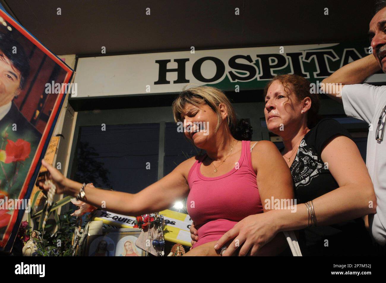 Fans of Argentina's singer Roberto Sanchez, known as Sandro, react ...