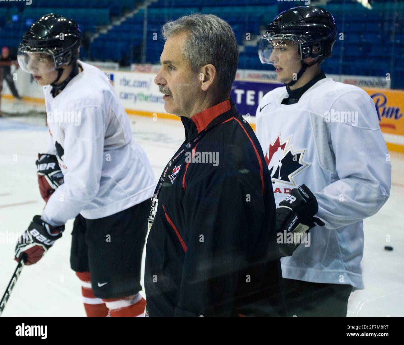 Team Canada's head coach Willie Desjardins, center, watches a drill ...