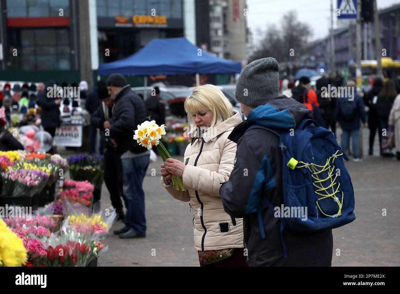Non Exclusive: KYIV, UKRAINE - MARCH 8, 2023 - A flower seller offers a ...