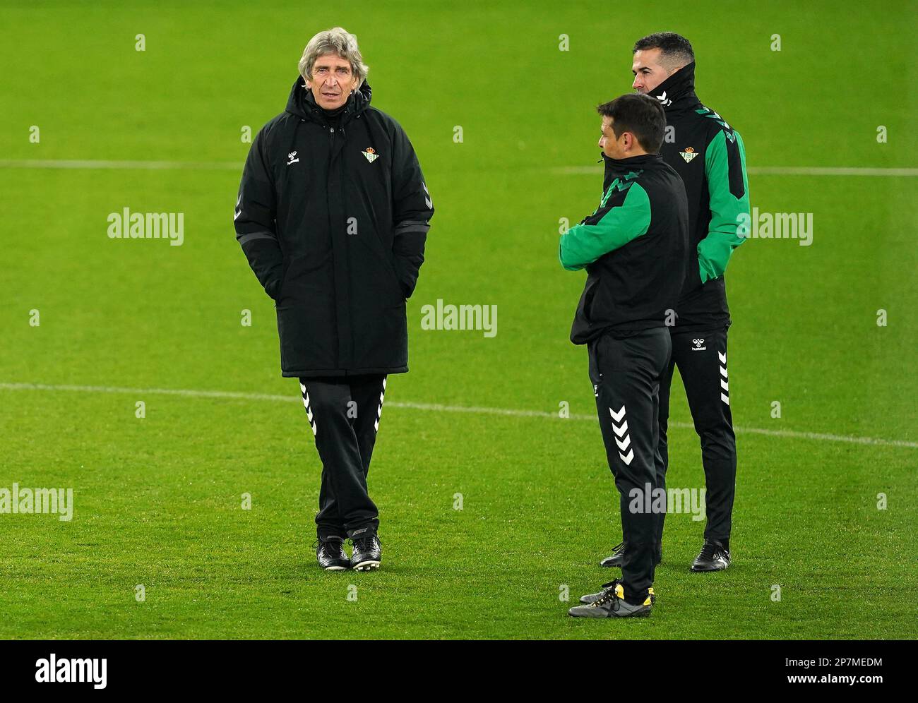 Real Betis manager Manuel Pellegrini (left) and staff during a training ...