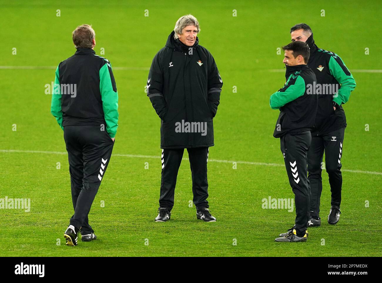 Real Betis manager Manuel Pellegrini (centre) and staff during a ...