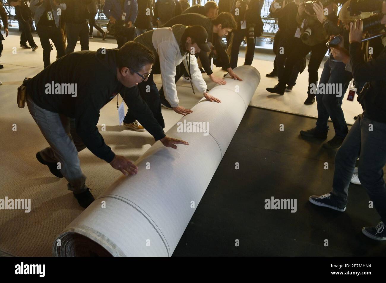 Los Angeles, United States. 08th Mar, 2023. Workers roll out the white ...