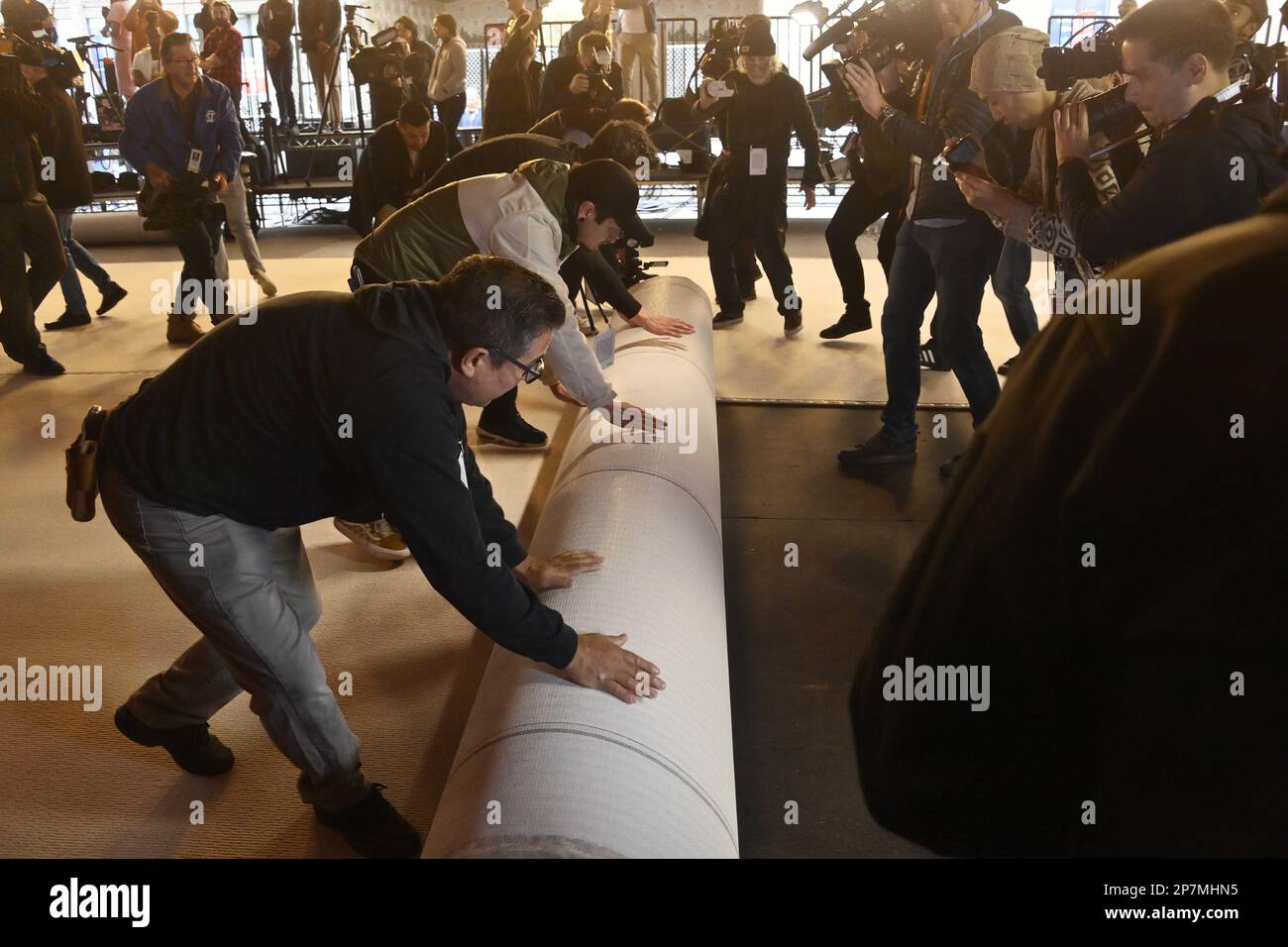 Los Angeles, United States. 08th Mar, 2023. Workers roll out the white ...