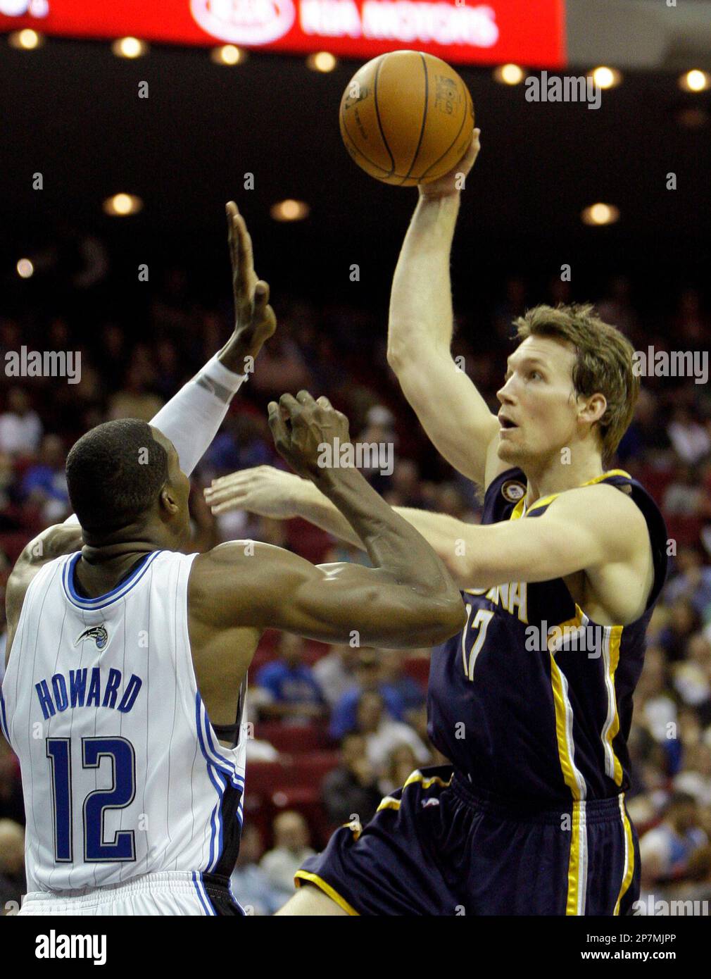 Indiana Pacers forward Mike Dunleavy, right, shoots over Orlando Magic ...