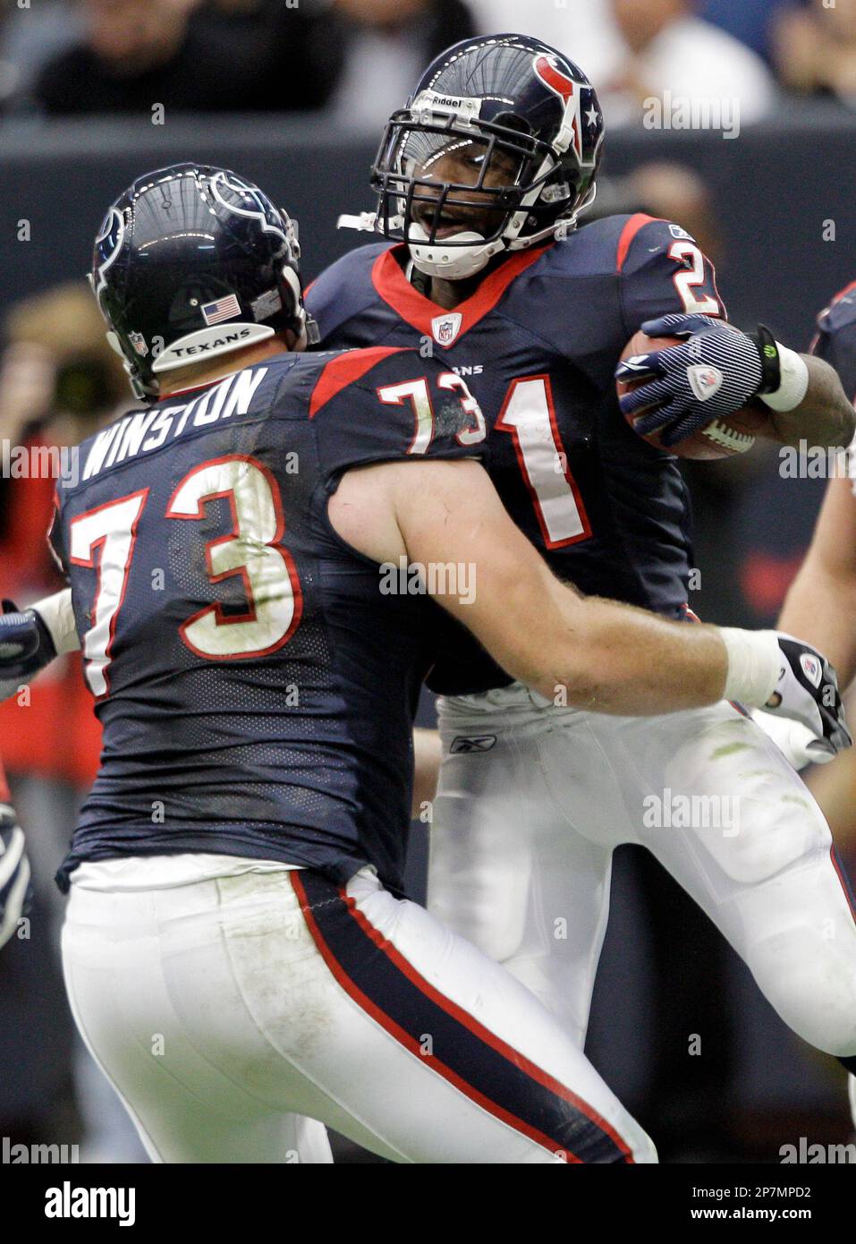 Houston Texans' Eric Winston (73) hugs teammate Ryan Moats (21) after ...