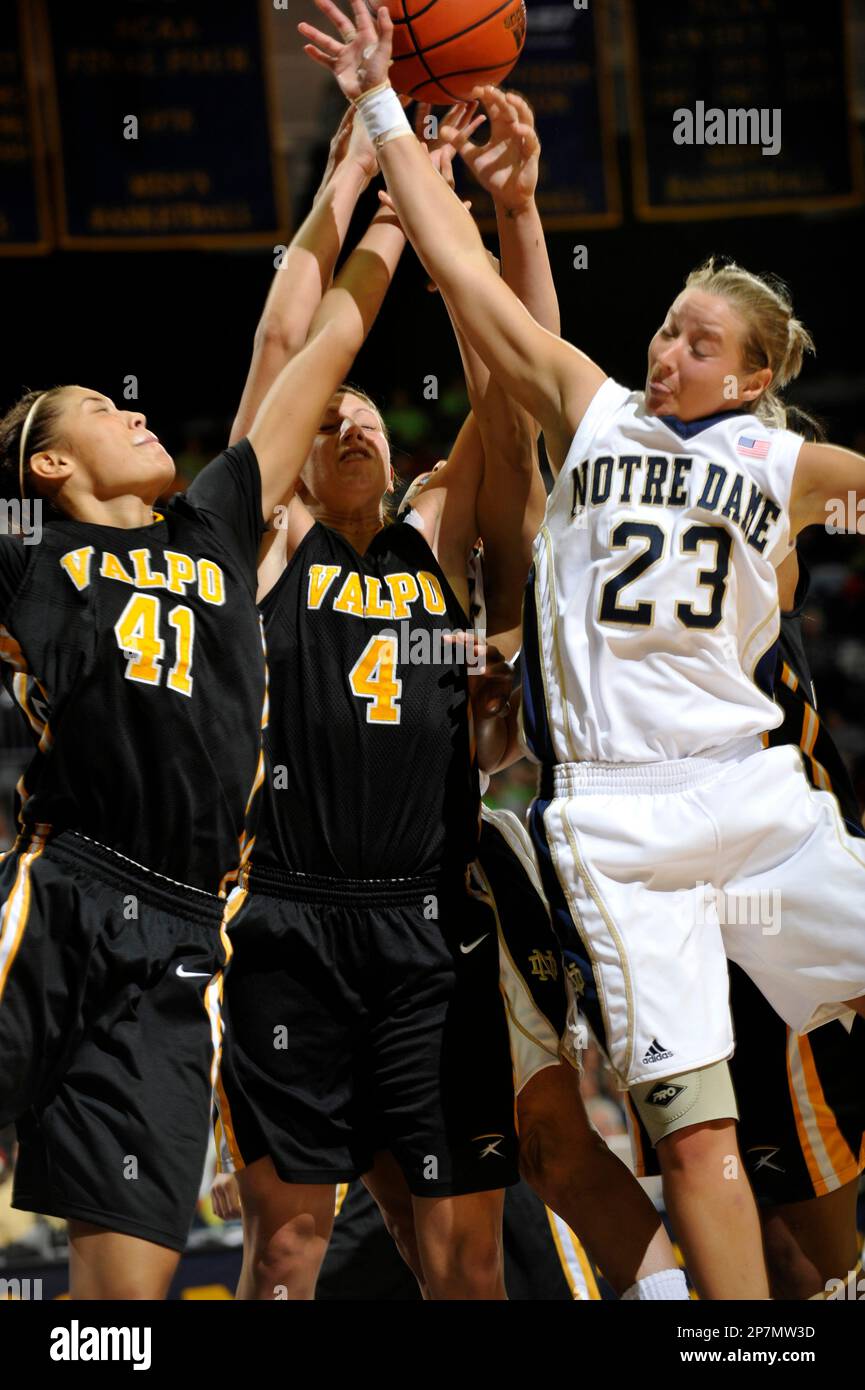 Notre Dame guard Melissa Lechlitner, right, drives the lane as ...