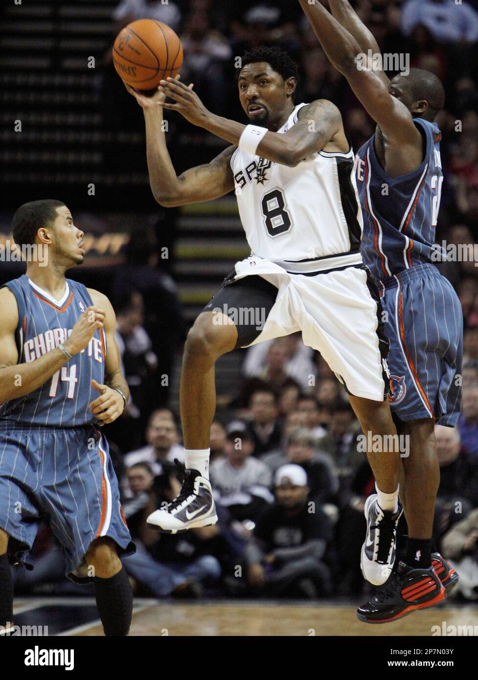 San Antonio Spurs' Roger Mason, Jr., center, shoots between Charlotte ...
