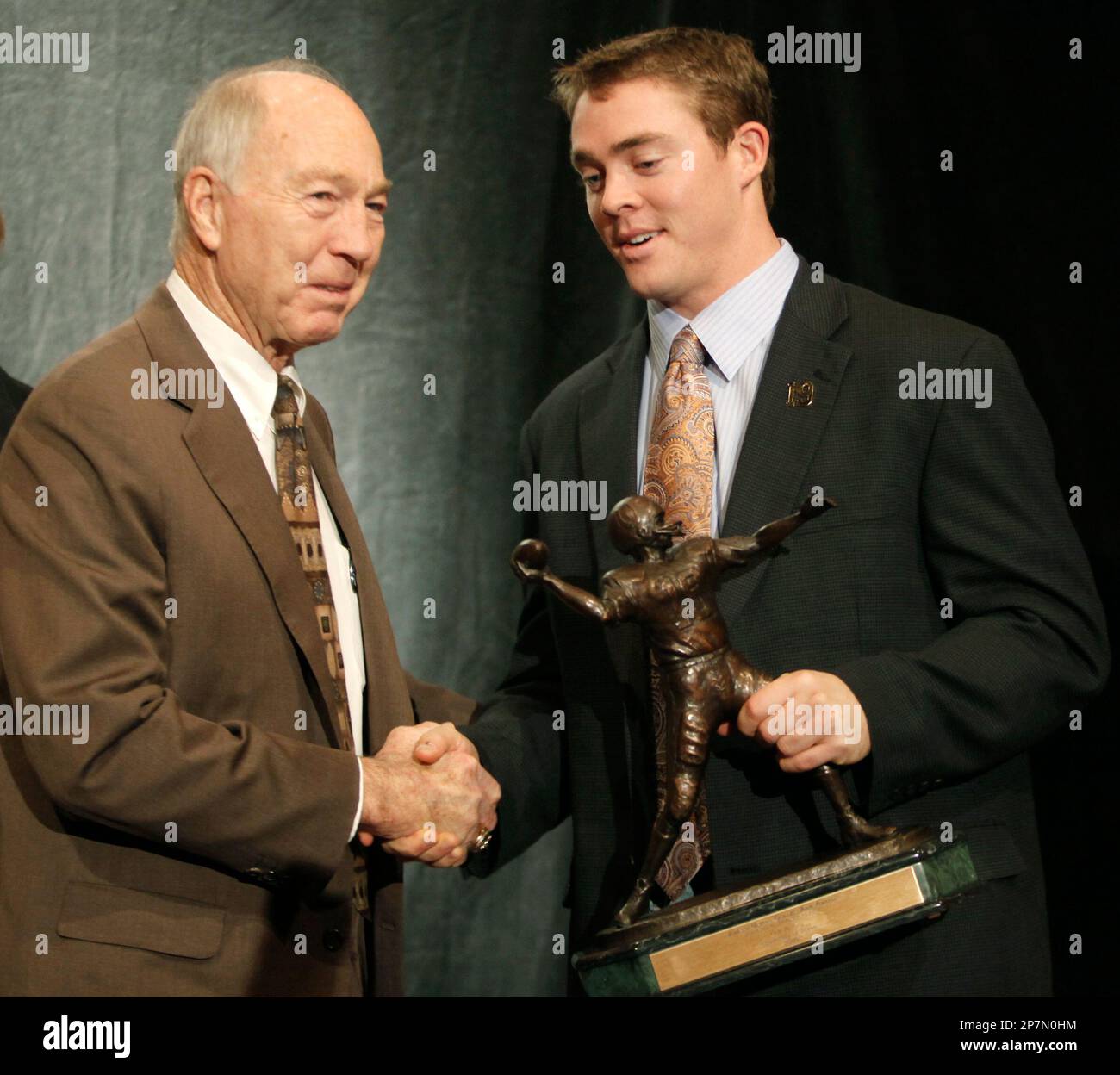 NFL Hall-of-Famer Bart Starr, left, shakes hands with Texas football ...
