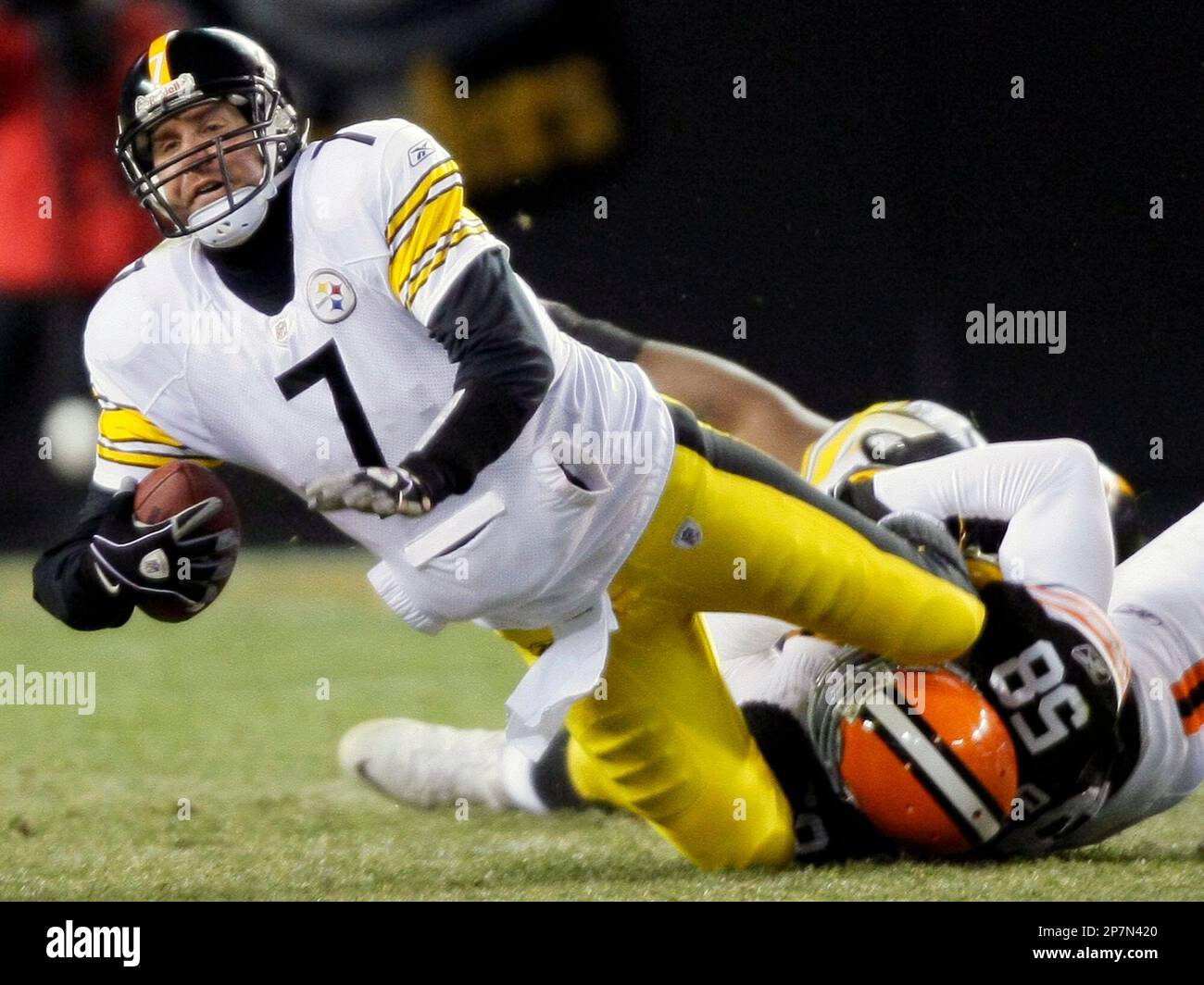 Pittsburgh Steelers quarterback Ben Roethlisberger (7) is sacked for a ...