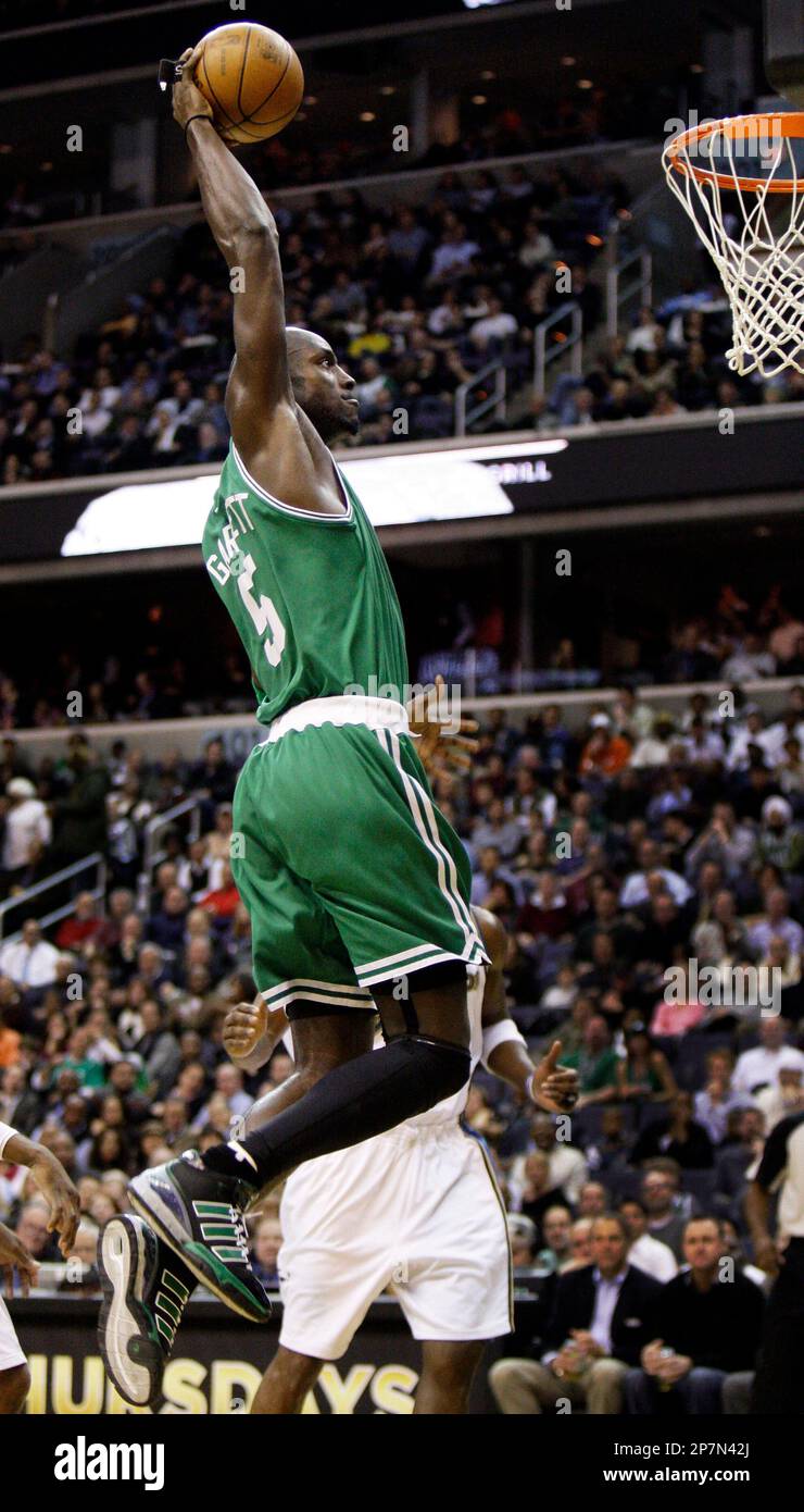 Boston Celtics forward Kevin Garnett dunks the ball in the first half ...