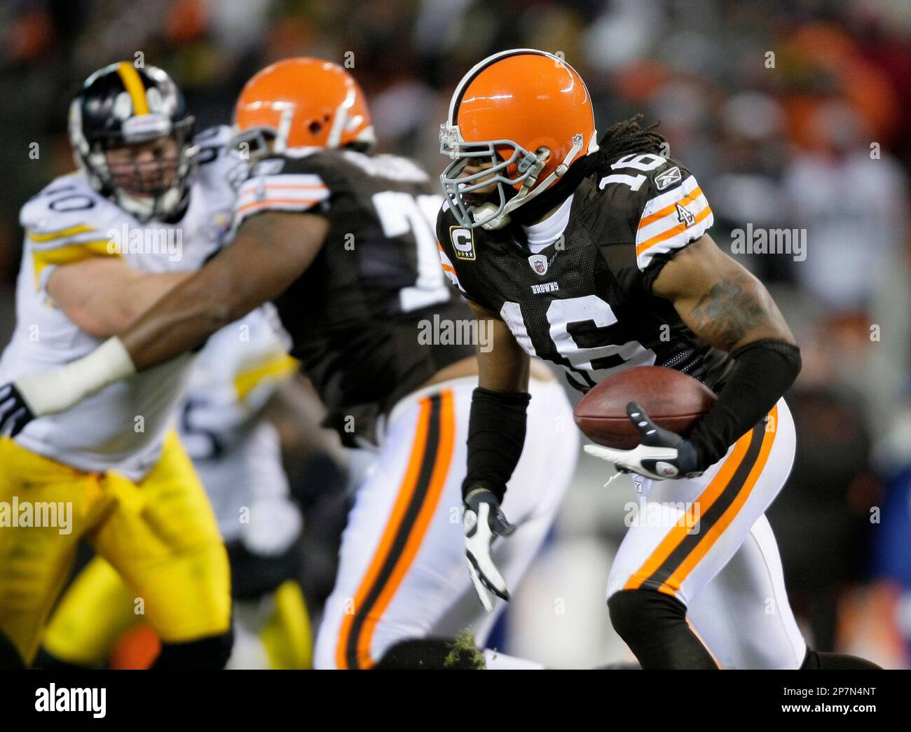 Cleveland Browns wide receiver Josh Cribbs (16) runs out of the ...