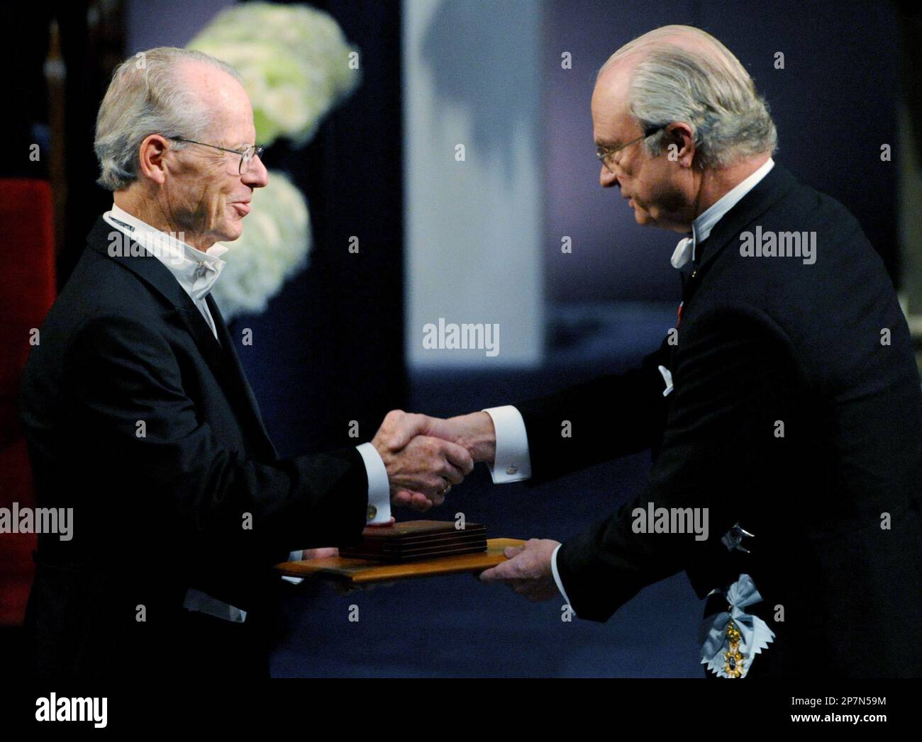 Professor Oliver Williamson, left, receives the Nobel Prize in Economic ...