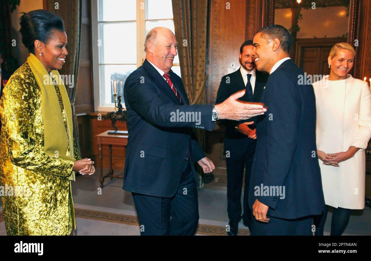 US President Barack Obama, second right and first lady Michelle, left ...