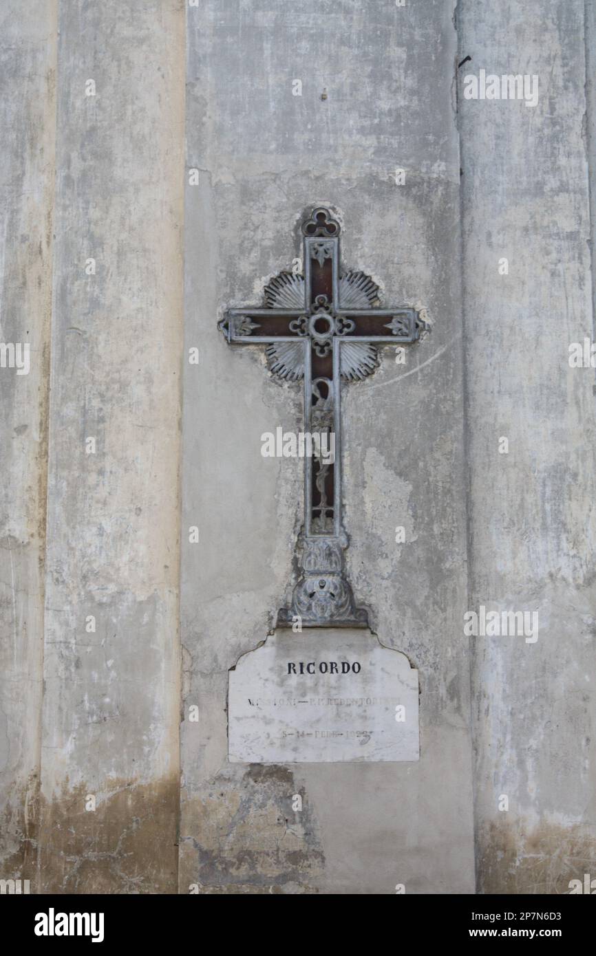 Christian cross vertical hi-res stock photography and images - Alamy