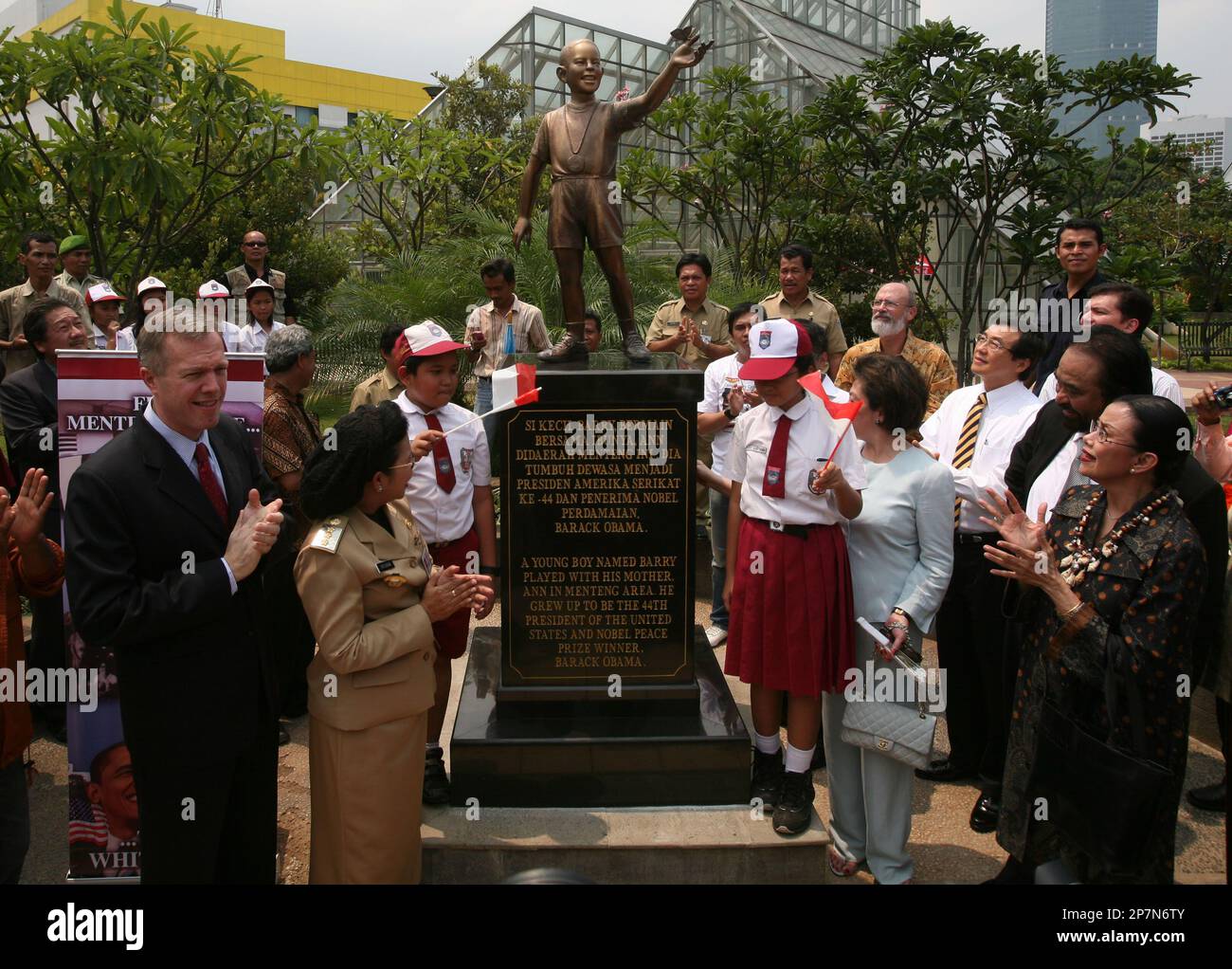 People applaud the bronze statue of young U.S. President Barack Obama ...