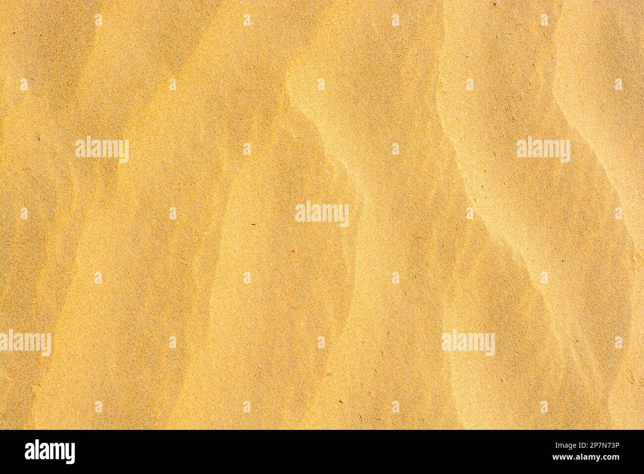 Rippled pattern of golden sand Stock Photo - Alamy