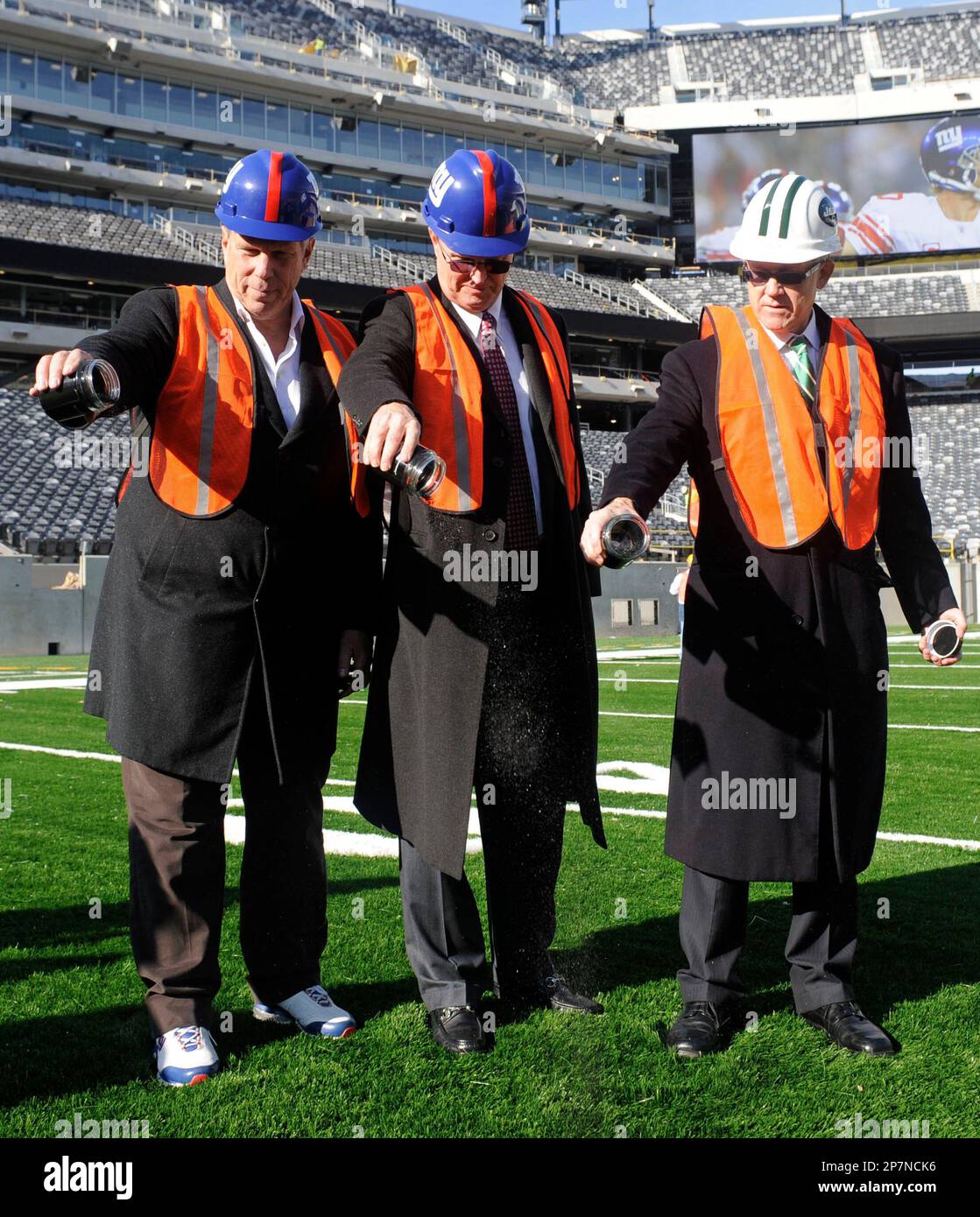 New York Giants owners Steve Tisch, left, and John Mara spread field ...