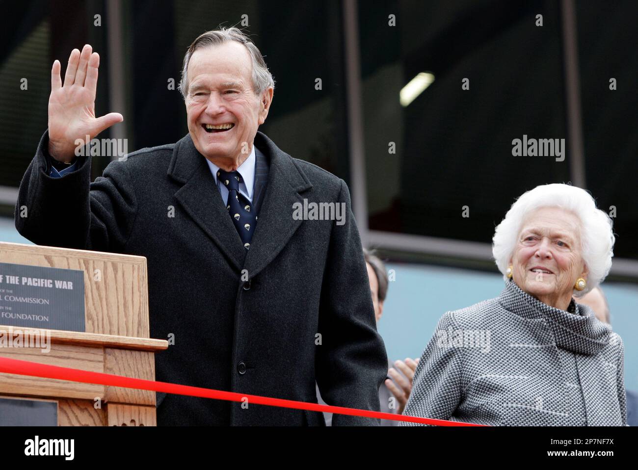Former President George H.W. Bush and former first lady Barbara Bush ...