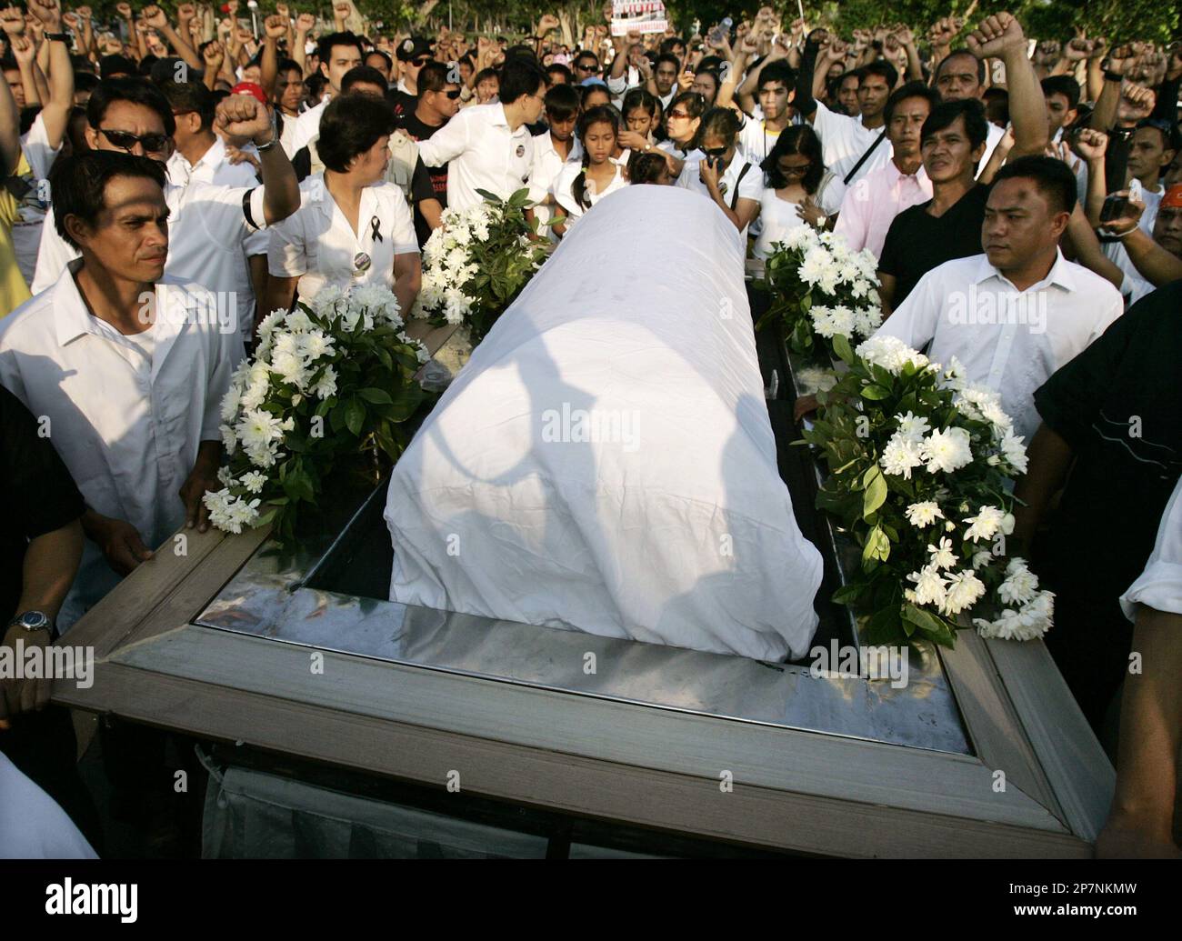 Family and supporters of massacred UNTV journalist Daniel Tiamzon ...