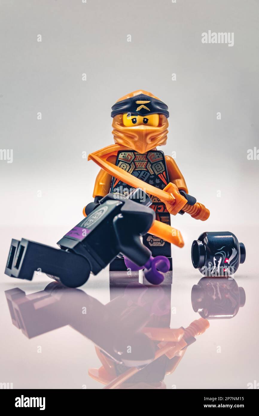 Golden Cole lego ninjago minifigure set fight scene with reflection ...