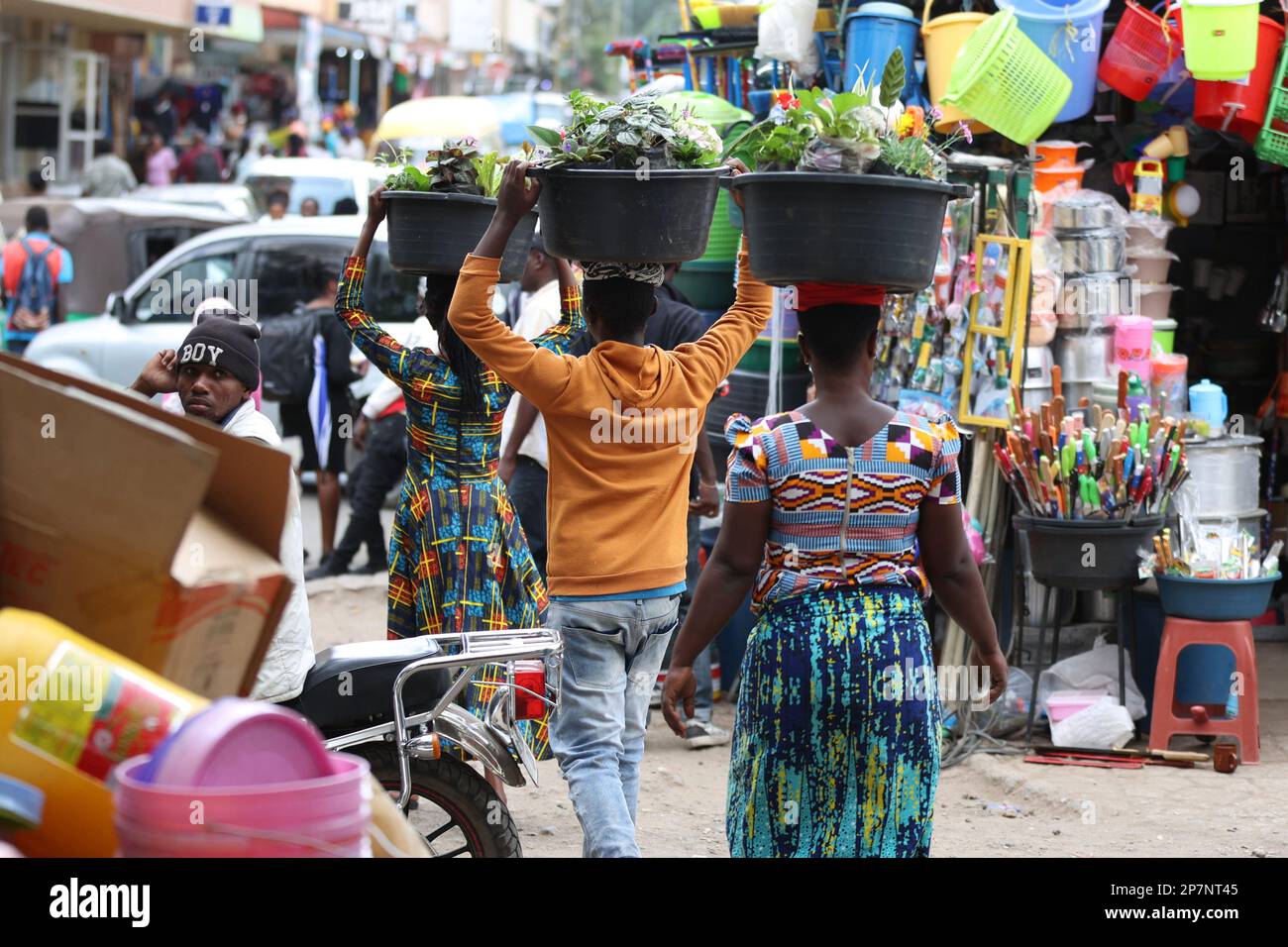 Carry on heads hi-res stock photography and images - Alamy