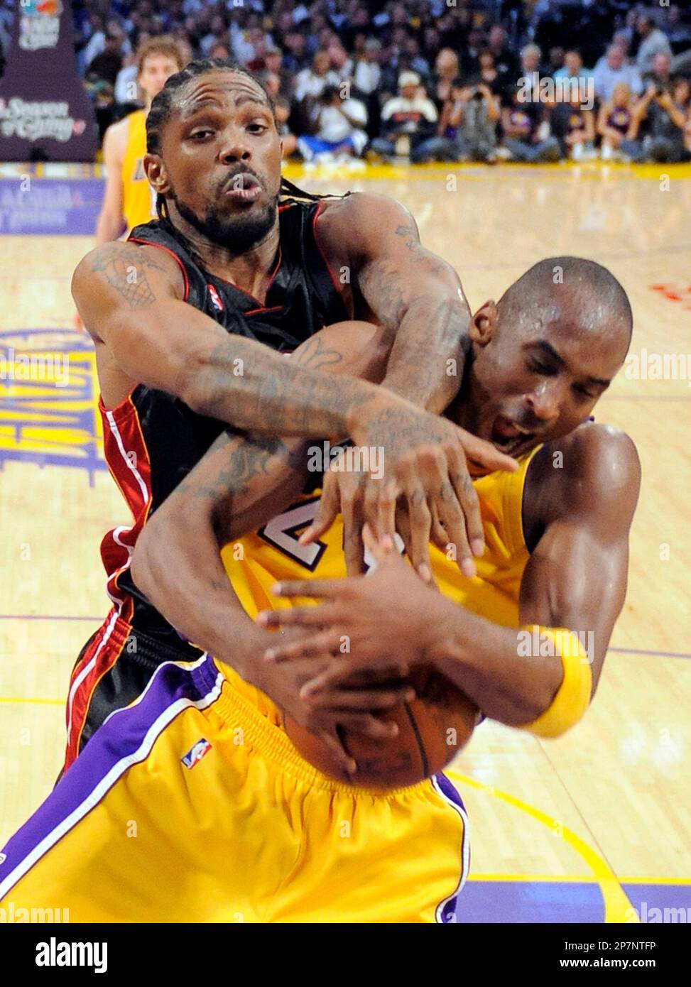 Los Angeles Lakers guard Kobe Bryant, right, grabs a rebound away from ...