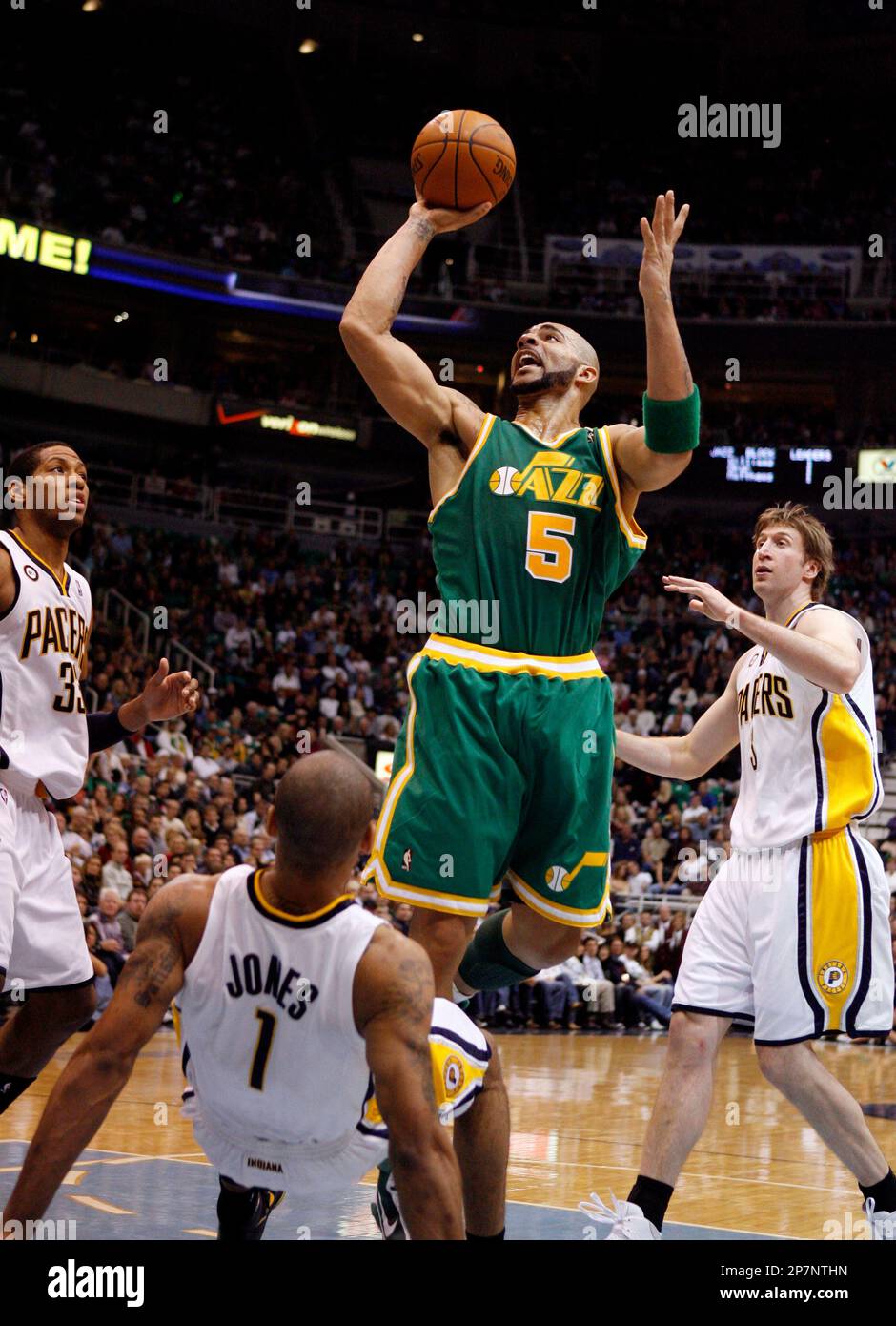 Utah Jazz forward Carlos Boozer (5) shoots during the second half of ...