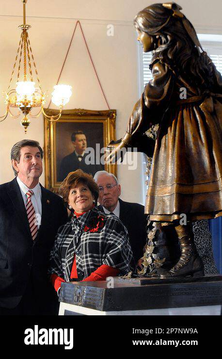 Alabama Gov. Bob Riley and first lady Patsy Riley admire the statue of ...