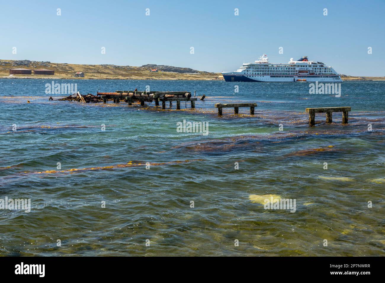 The HANSEATIC SPIRIT, a cruise ship belonging to Hapag Lloyd, anchored ...