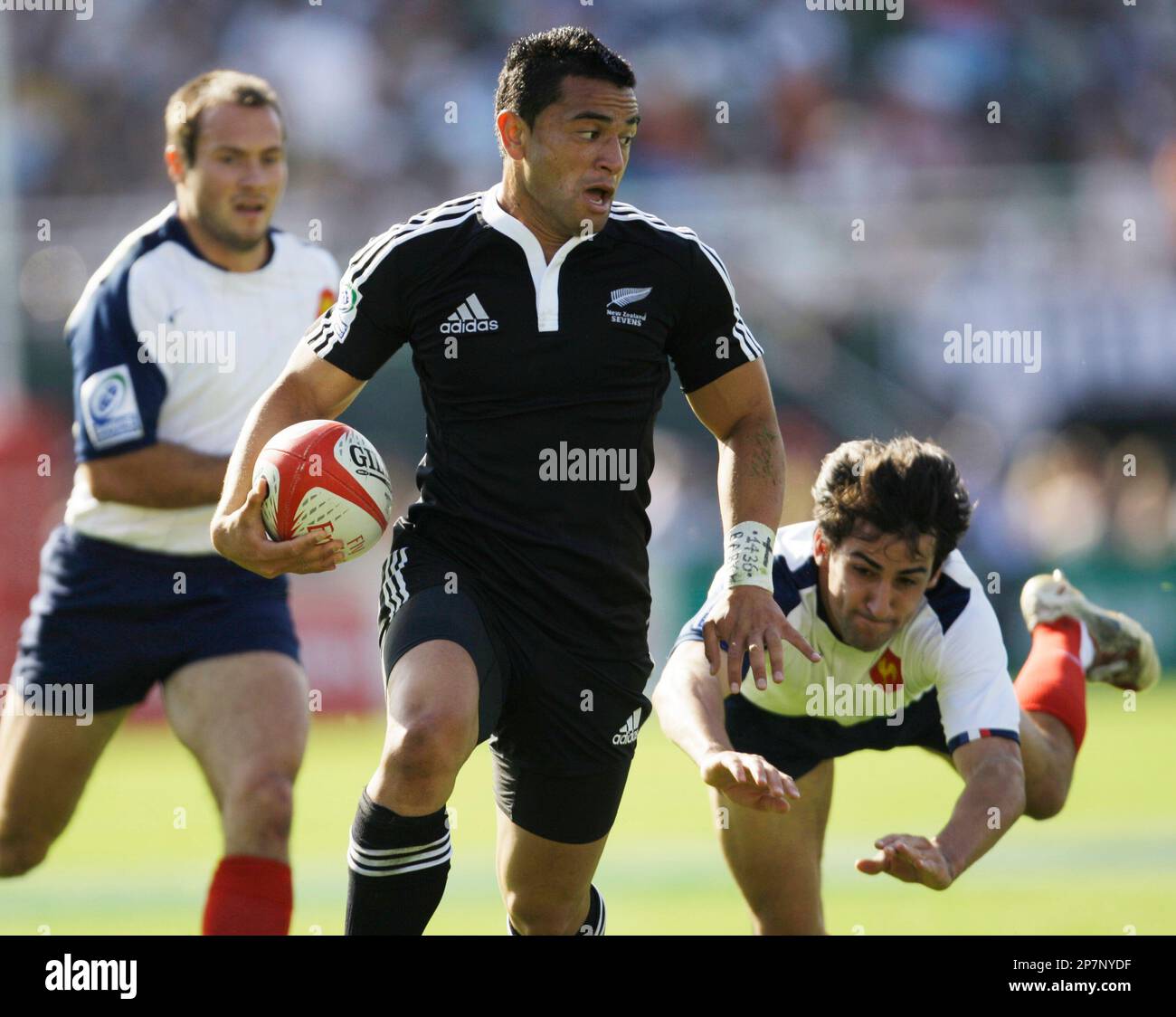 New Zealand's Sherwin Stowers, centre, runs to score a try as France's ...