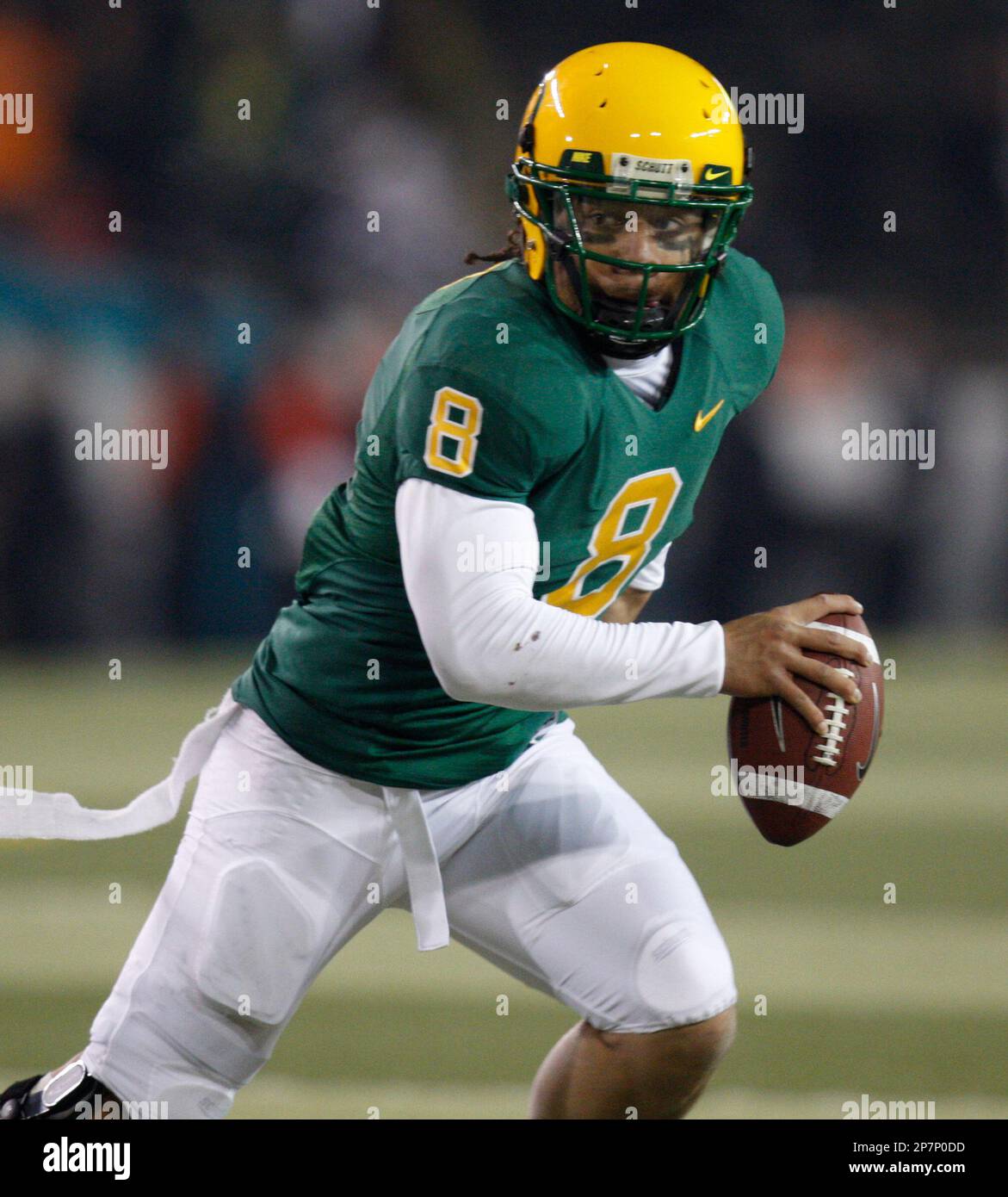 Oregon's quarterback Jeremiah Masoli (8) looks down field in the first ...