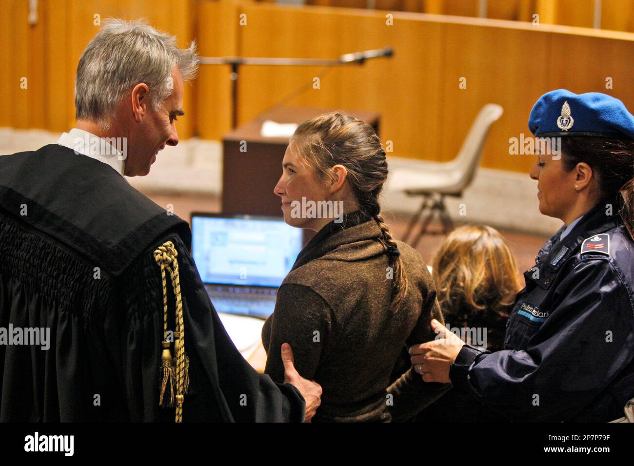 U.S. murder suspect Amanda Knox, center, smiles to her lawyer Carlo ...