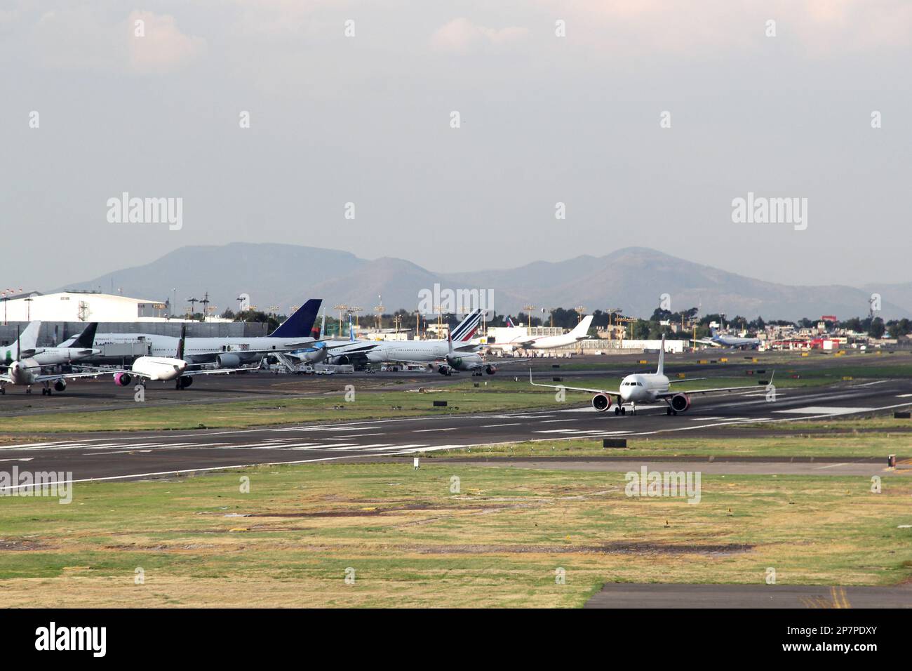 Airliner getting ready depart hi-res stock photography and images - Alamy
