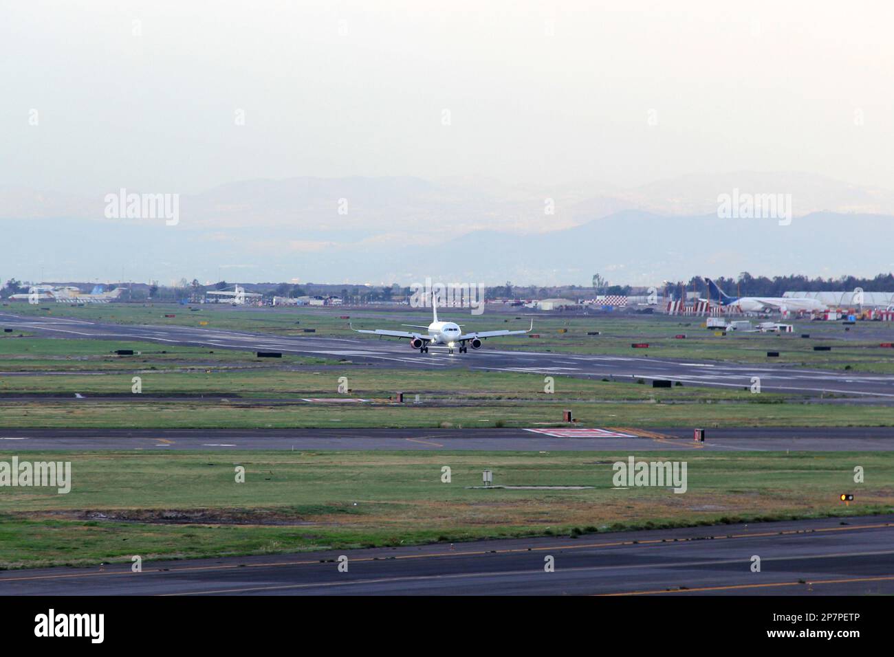 Airliner getting ready depart hi-res stock photography and images - Alamy