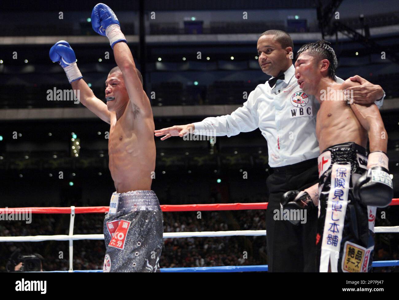 Japanese challenger Koki Kameda, left, celebrates after defeating ...