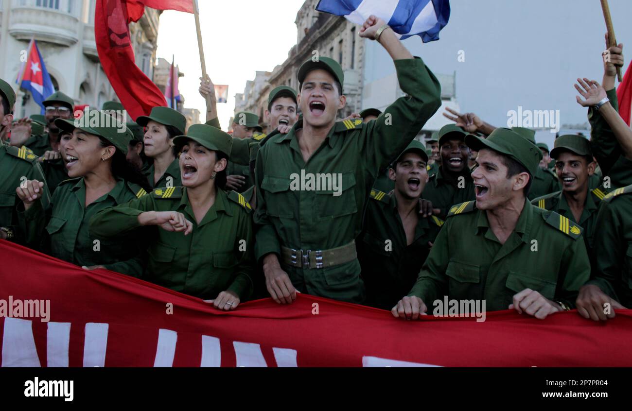 Cuban soldiers chant revolutionary slogans during a march to ...