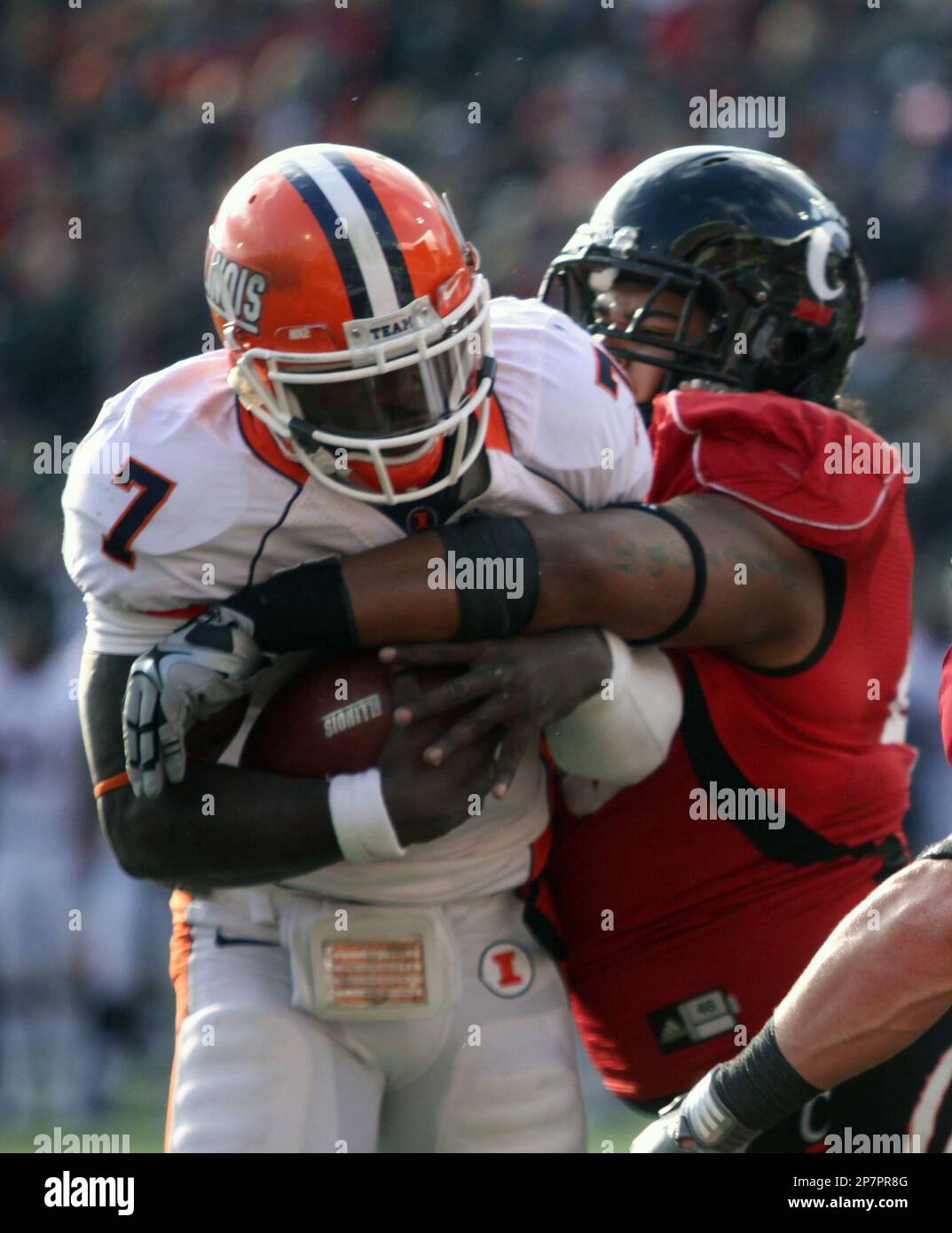 Illinois quarterback Juice Williams (7) runs against Cincinnati ...