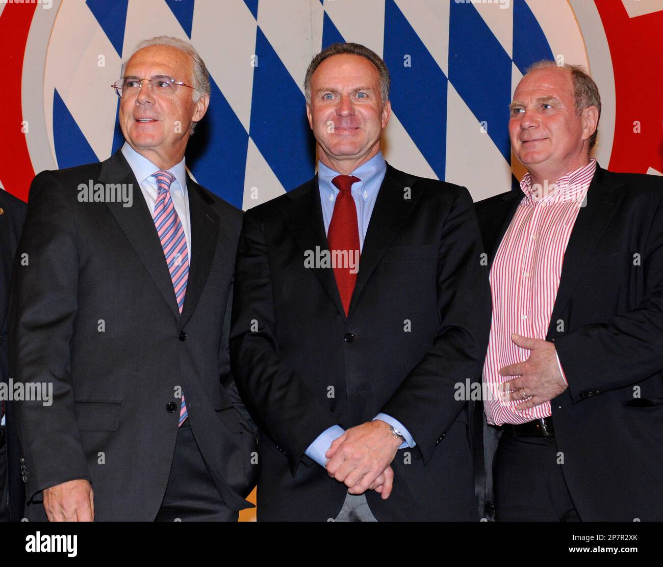 ARCHIV - Die Vorstandsmitglieder Franz Beckenbauer, Karl Heinz ...