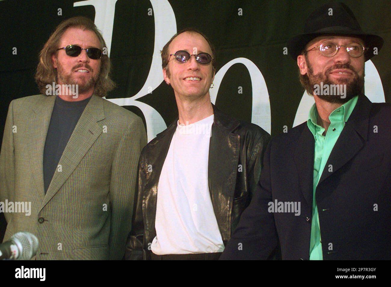 ARCHIV - Die Bee Gees Barry, Robin und Maurice Gibb am 29. Juli 1998 in ...