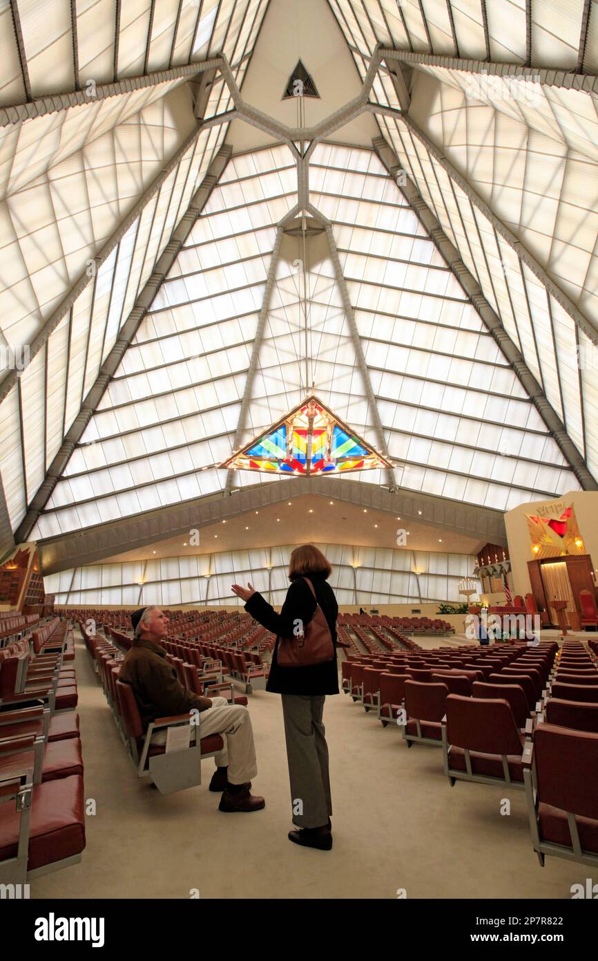 This photo taken Nov. 19, 2009 shows tour guide Alice Sachs, right ...